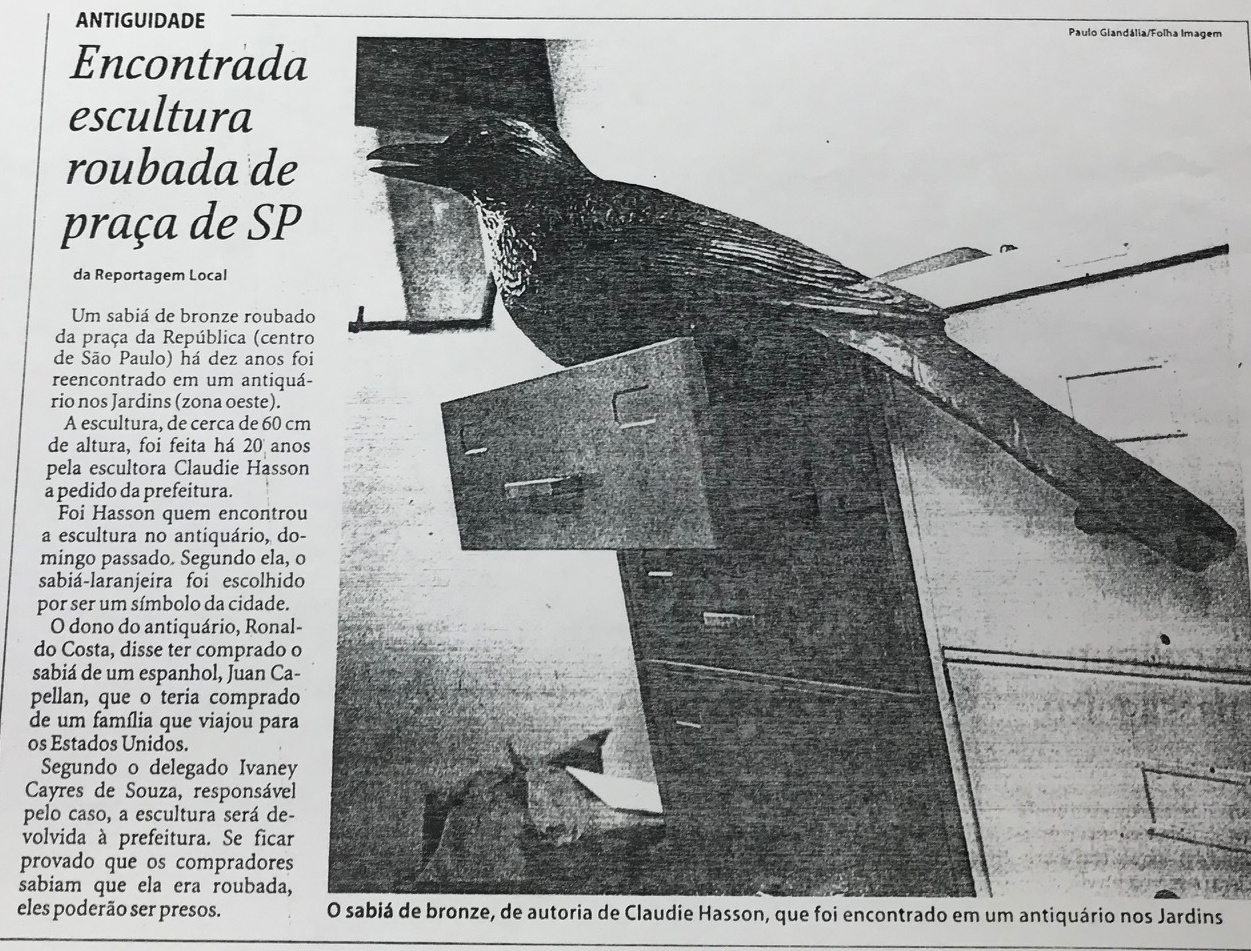 Um sabiá-laranjeira sai da praça e pousa no DPH